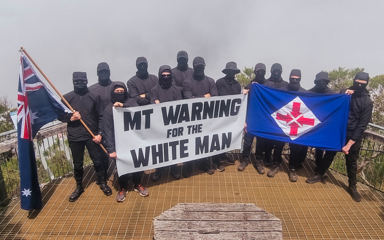 Nationalists defy non-aboriginal climbing ban on Mt Warning